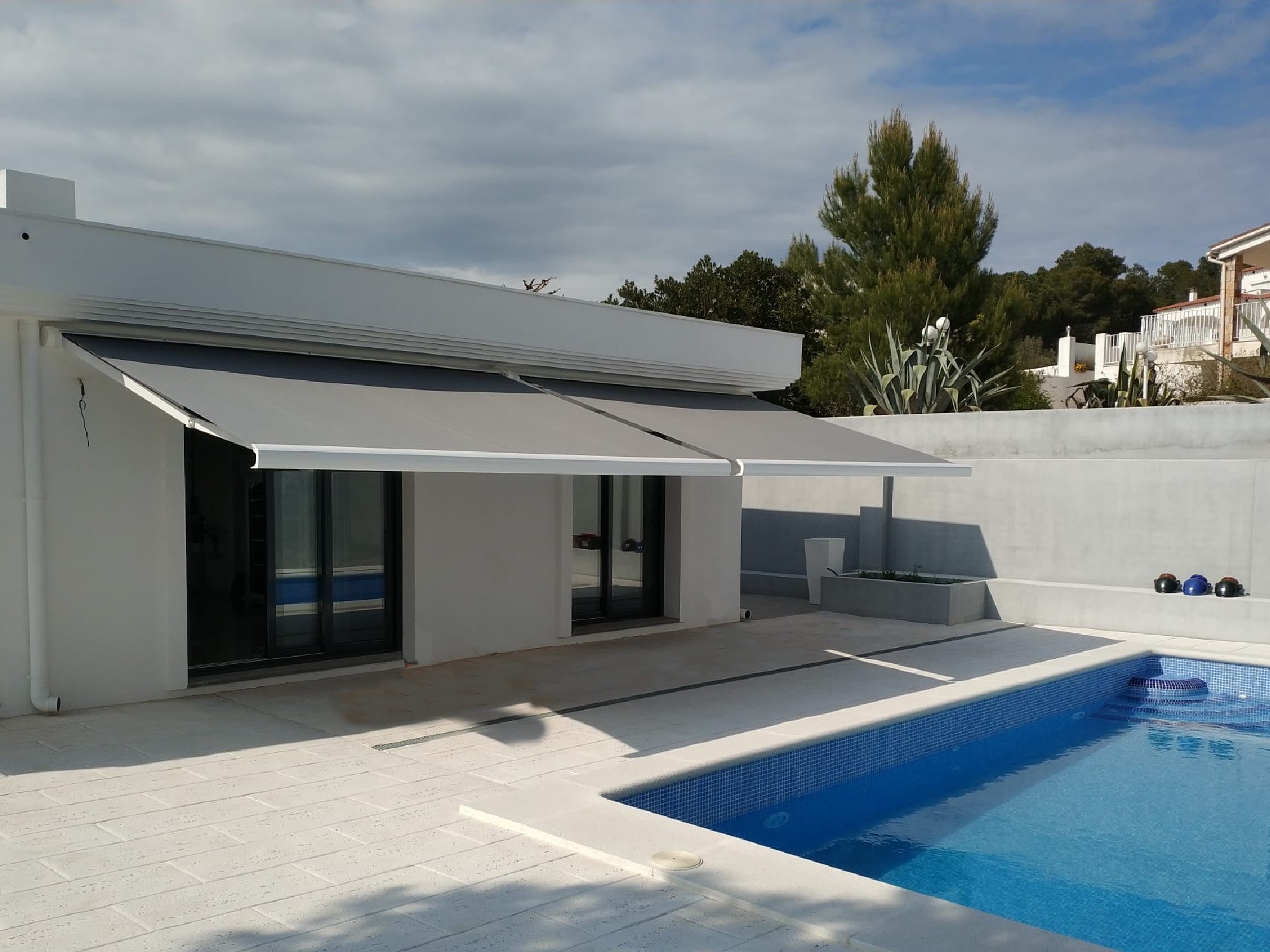 Toldos motorizados con Somfy en la Costa Brava